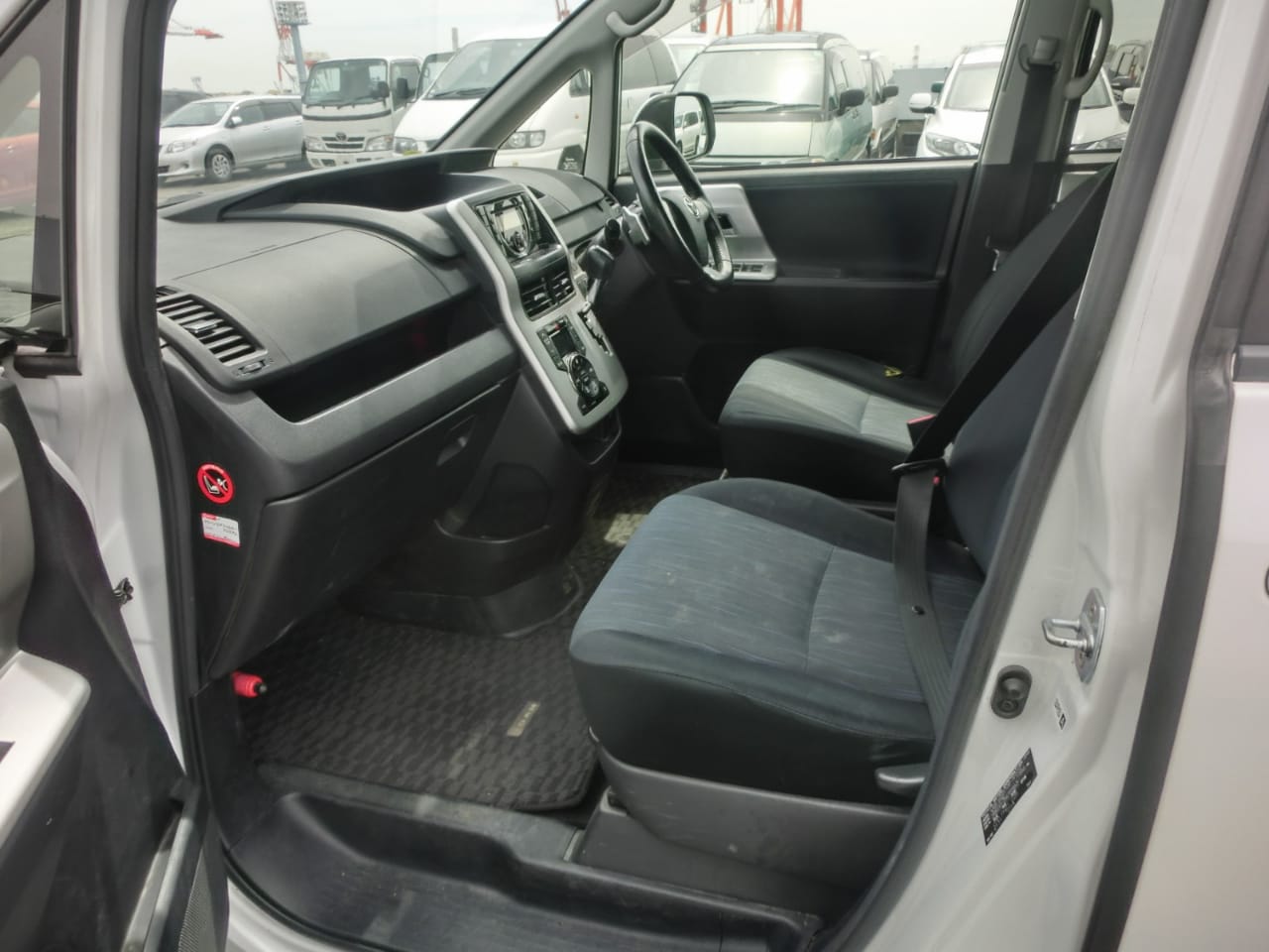 Toyota Noah 2012