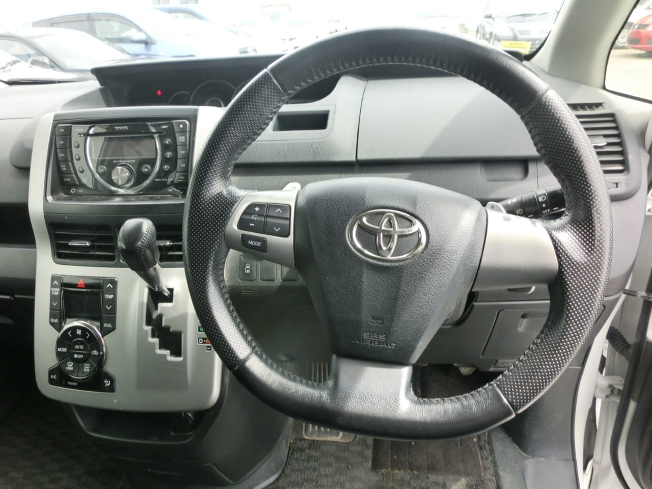 Toyota Noah 2012